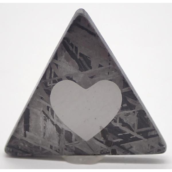 30年ほど前に購入し、長らく宇宙村の隕石神社にありました106kgのギベオンを、2025年8月よりカットしているものです。磨いてハート模様を浮かび上がらせたものです。ラッカーを塗ってますが、湿気などで錆びることもあります。【大きさ・重さ】大...