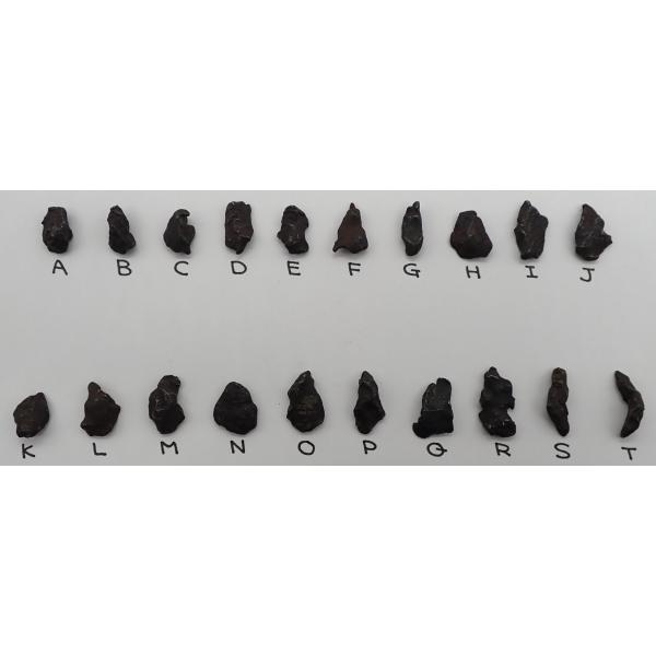 小さいけれどカットなしの完全体です。発見　2009年　エジプト鉄隕石（アタキサイト）約5,000年前に落下したとされています。直径45mのクレーターは、1980年代初めから、ソ連の地形図で知られており、「鉄の供給源」と記載されていましたが、...