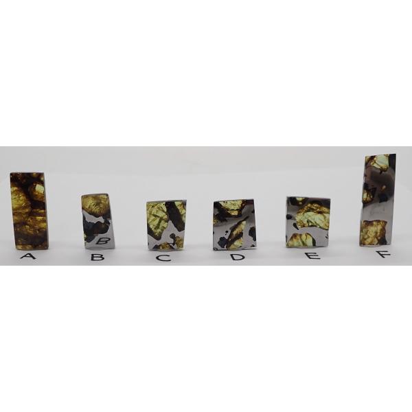 イミラックを小さくカットしました。【大きさ・重さ】写真の中にメモあり机に寝かせて撮ったものと、立てて撮ったものがあります（光は当てていません）。＊イミラック・パラサイトは衝撃に弱いので取り扱いにご注意ください。（硬度は6.5〜7ですので、ヒ...