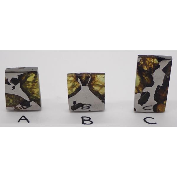 イミラックを小さくカットしました。【大きさ・重さ】写真の中にメモあり机に寝かせて撮ったものと、立てて撮ったものがあります（光は当てていません）。＊イミラック・パラサイトは衝撃に弱いので取り扱いにご注意ください。（硬度は6.5〜7ですので、ヒ...