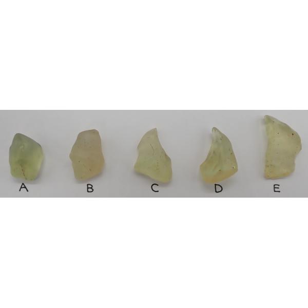 インパクタイト （インパクトグラス）発見  1932年（公式） 場所  Great Sand sea (エジプト西部〜リビア東部）2600万年前の隕石衝突によって砂漠の砂や岩石が溶けて生成されたと考えられているが、諸説あり科学的な解明が現在...