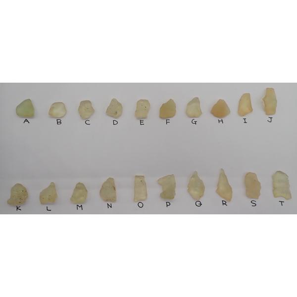 インパクタイト （インパクトグラス）発見  1932年（公式） 場所  Great Sand sea (エジプト西部〜リビア東部）2600万年前の隕石衝突によって砂漠の砂や岩石が溶けて生成されたと考えられているが、諸説あり科学的な解明が現在...