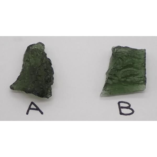 インパクタイト （インパクトグラスーテクタイトの一種）発見  1700年代場所  チェコ共和国（南ボヘミア）隕石衝突によって地表の砂や岩石が溶けて気化し、上空で急激に冷やされて固まった天然ガラス。隕石が落ちたのは1450万年前、遠く離れたド...