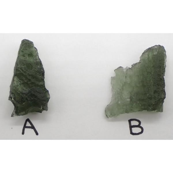 インパクタイト （インパクトグラスーテクタイトの一種）発見  1700年代場所  チェコ共和国（南ボヘミア）隕石衝突によって地表の砂や岩石が溶けて気化し、上空で急激に冷やされて固まった天然ガラス。隕石が落ちたのは1450万年前、遠く離れたド...