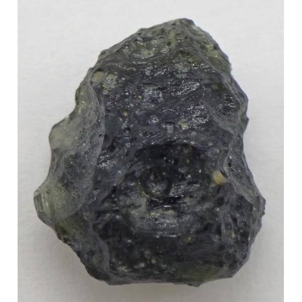 インパクタイト （インパクトグラスーテクタイトの一種）発見  1700年代場所  チェコ共和国（南ボヘミア）隕石衝突によって地表の砂や岩石が溶けて気化し、上空で急激に冷やされて固まった天然ガラス。隕石が落ちたのは1450万年前、遠く離れたド...