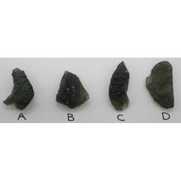 インパクタイト （インパクトグラスーテクタイトの一種）発見  1700年代場所  チェコ共和国（南ボヘミア）隕石衝突によって地表の砂や岩石が溶けて気化し、上空で急激に冷やされて固まった天然ガラス。隕石が落ちたのは1450万年前、遠く離れたド...