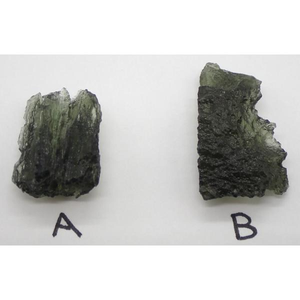 インパクタイト （インパクトグラスーテクタイトの一種）発見  1700年代場所  チェコ共和国（南ボヘミア）隕石衝突によって地表の砂や岩石が溶けて気化し、上空で急激に冷やされて固まった天然ガラス。隕石が落ちたのは1450万年前、遠く離れたド...