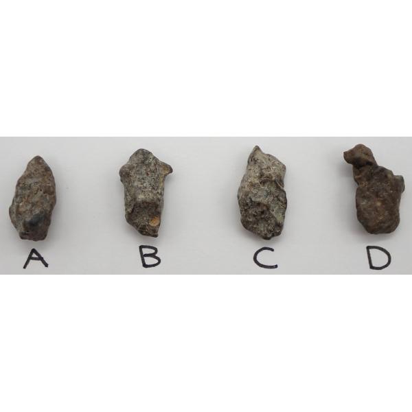 テキサス・クリスチャン大学の地質学部によって月隕石として公式に認定されたものです。月から直接、拾ってきたものではありません。北西アフリカで発見された隕石を分析したところ、アポロが月から持ち帰ったサンプルと地質学的に一致しました。小惑星や彗星...