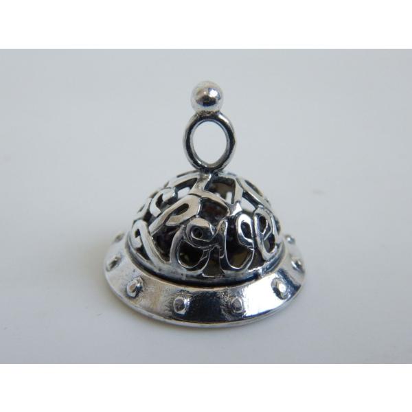 UFOはsilver925のいぶし銀仕上げで、シブくてカッコ良いです。UFOの上の部分は「Love＆Peace(ラブ&amp;ピース）」の透かし彫り！細部まで緻密に仕上げられている高級感のあるペンダントです。裏面に、中に入っている隕石名を刻...