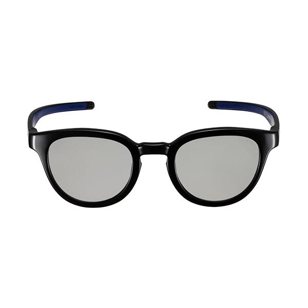 1stコレクションから根強い人気のベストセラーモデル。年齢や性別を問わず掛けやすいややボリューム感のあるボストンウェリントンシェイプが特徴。クラシック感がありながらファッションにも取り入れやすい定番モデル。vol system〓がレンズ素材...