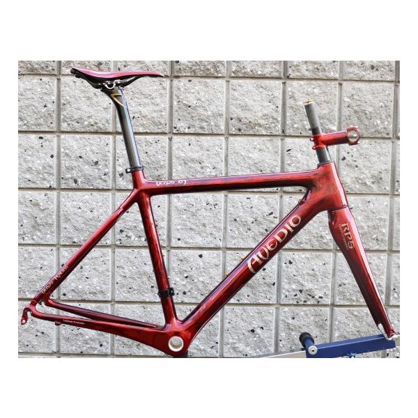 スペシャルペイントが施されたプレミアムモデルPure Racing SpiritsというAVEDIOのコンセプトをそのまま形にしたバイク。少しの力も逃さず推進力へと変えていくAVEDIOのフラッグシップです。フレーム、フォークにはRPS(R...