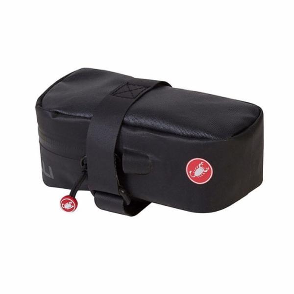 UNDERSADDLE XLよりも一回り小さいサドルバックミニ。【商品特徴】汚れや水に強い防水特殊素材。防水性に優れたジッパー。調整可能なフック、取付用のストラップ。内部収納ポケット。安全性を高めてくれる反射素材。カラー:010BLACKサ...