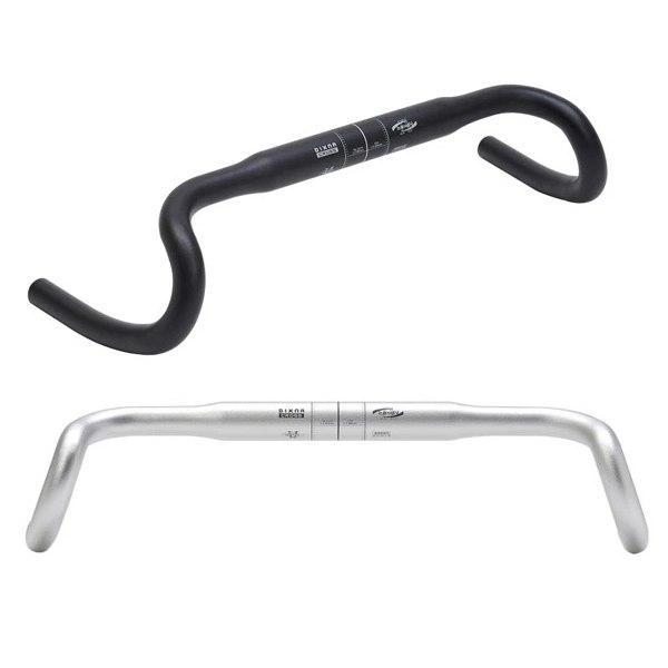 アーバンスタイルやオフロードにおいても扱いやすい設計の「バンディーハンドル」の改良版。中央31.8mmエリアを180mmと伸長化し、各種マウント等の取付エリアを大幅に拡張しています。最大475/560mmまでのサイズも設定、幅の広いフロント...