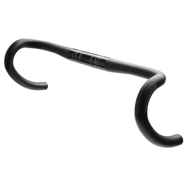 EASTONの上級アルミドロップハンドル。MCD技術を取り入れ見直された曲げ形状は、持ちやすく快適さを実感させます。素材特性においてカーボンにかなわない部分はありますが、ライバルと鼓舞しあっていく中では十分頼りになる存在です。サイズ展開も小...