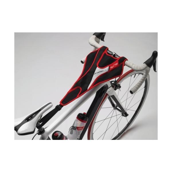 トレーニング中の汗をフレームに落とさないためのタオル地のネット。マジックテープでハンドルとシートポストに止めるだけですので、ほとんどのバイクに取付け出来ます。洗濯機で丸洗い可能※写真の自転車、ボトル等は製品に含まれません。※ご注文の前にご確...