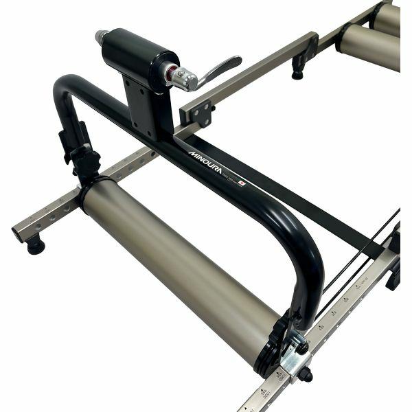 ※モッズ ローラー専用となります。過去モデルやR720など他商品には取付幅が違うため装着できません。　■9mmクイックレリーズ・15x100スルーアクスル・12x100mmスルーアクスル（付属スリーブ取付）対応本体に取り付けたまま前方に倒す...