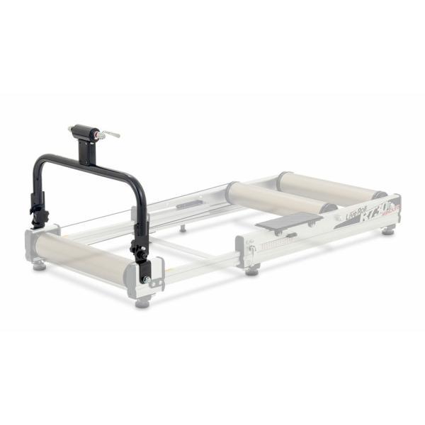 ●R730用の前フォーク固定補助器具で安定したペダリングが可能。●フォークスタンドを使わない通常トレーニングの際は、工具不要の簡単操作でスタンドを前方へ倒しておくだけなので、取り外す必要がありません。（前輪を装着した通常の3本ローラートレー...