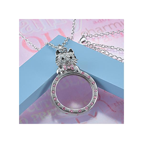 【サイズ】ルーペ付きにゃんこ/約44×29mm【全長】約70〜75cm【仕様】カニフック＆アジャスター、ルーペ倍率/2倍　　　　ケース付き※プレシオサ・クリスタルビーズ(チェコ製)を使用しています。●ニッケルフリー●鉛フリー●カドミウムフリ...