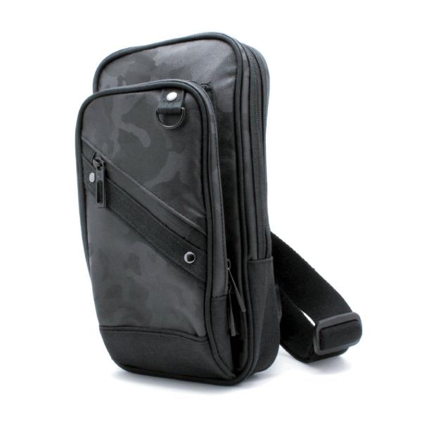 ミリタリー感のある見た目にヘザーナイロンを使う事でアーバンになり過ぎないよう調和させたオーバル型のボディーバッグ。定番のヘザーナイロン2 色、今季テーマのDIVERCITY を意識した異素材MIX1 色の3 色展開です。■サイズ　W16.5...