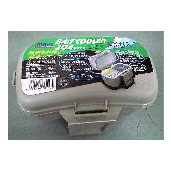 断熱材入りクーラータイプの渓流向きベイトボックスです。内蓋に付属の保冷材を凍らせて入れると、内部の温度上昇を抑え、エサを長持ちさせます。首掛けベルト、ケミホタルホルダー、イクラ等を入れておく小物入れも付いています。縦：118mm横：182m...