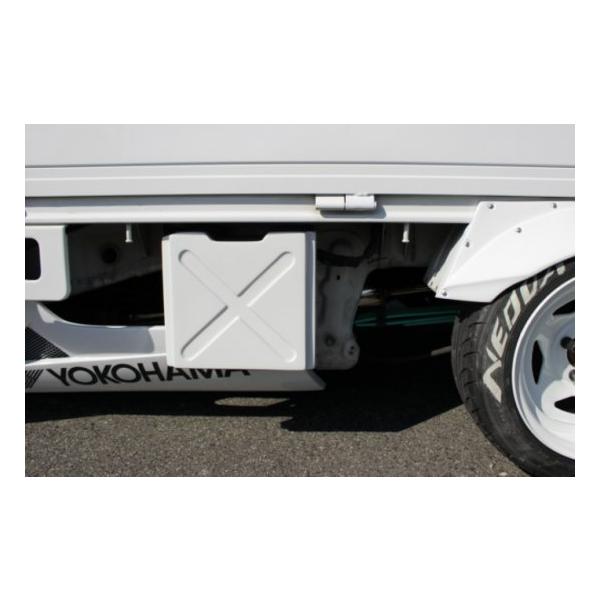 ブランド：CLS VS　（バンシリーズ)品名：ガスタンク風バッテリーカバー（ビス付属）適合：スズキ　キャリィトラック　DA63T /マツダ　スクラム　DG63材質：FRP製品　未塗装　黒ゲルコート仕上げ納期について：受注生産のため、通常2-...