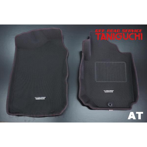 JB23/33/43専用設計でマットのズレを防ぎ安全。立体構造が土や汚れをキャッチ。水に強い特殊ラバー素材でお手入れ簡単。本体色はブラック、赤色ステッチ、TANIGUCHIロゴエンブレム付。フロント左右セット。※AT車用フロアマット　SOL...