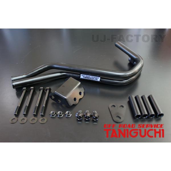 ジムニー JB64・74用。PLOT社共同開発品。リフトアップ車のフロントプロペラシャフト干渉を回避。シャフト可動域後方にレイアウト。下方へは最下部で純正比+15mm程度。純正サードクロスメンバーを外してボルトオン装着。フロントショック最大...