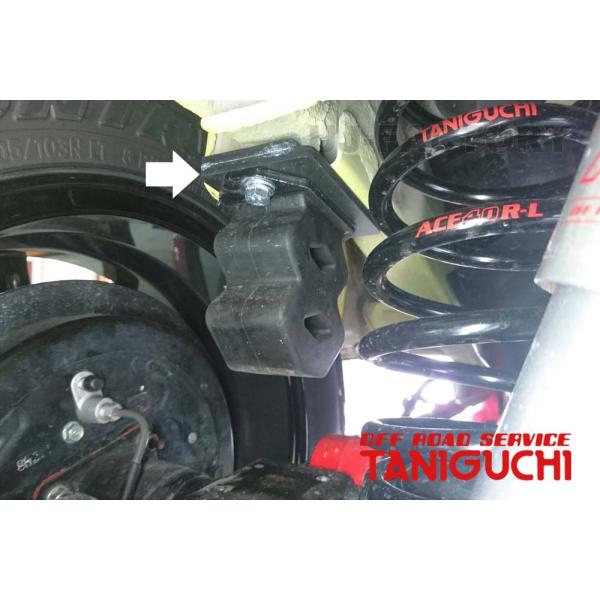 ジムニー JB23〜JB64・74用。リアに8の字バンプラバーを取り付けるためのブラケット。サスペンションのストロークを確保するために可能な限り薄い設計とし、6mm厚で製作。大容量8の字バンプラバーとの組み合わせでもセッティングの自由度が高...