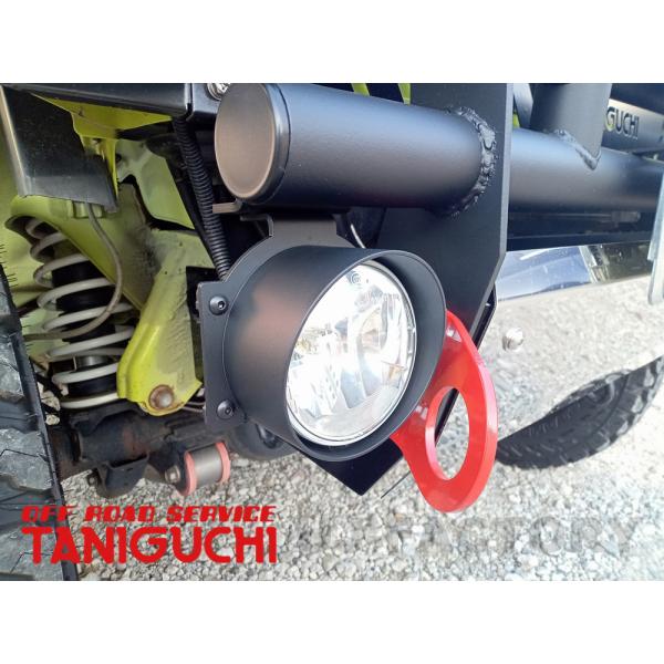 ジムニー  JB64 シエラ JB74用。社外スチールバンパー等に純正フォグランプを移設できる汎用ブラケット。樹脂部分のツメを一部ニッパー等でカット必要。純正オプションのLEDタイプにも適合。スチール製パウダーコート、つや消しブラック。※写...