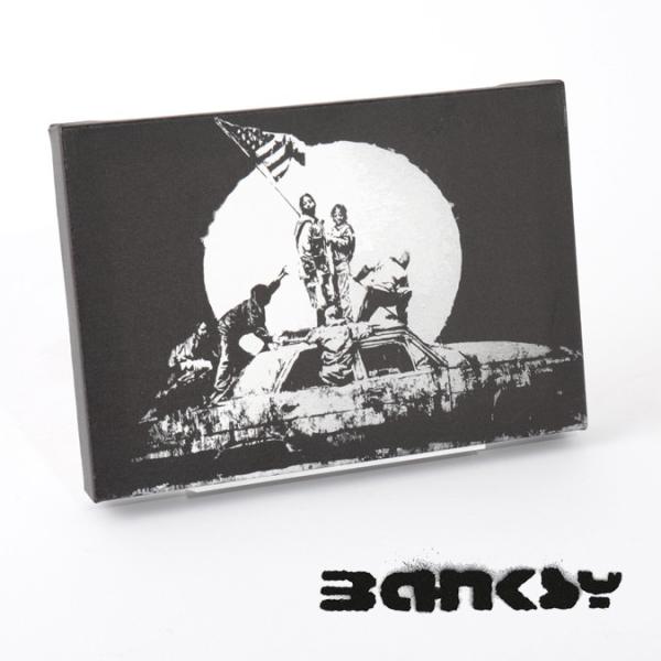 絵画 絵 ロンドン グラフィティ 壁掛け 路上 風刺 インテリア 白黒 モノクロ 小さい アート bkart30flagsBANKSY CANVAS ART SMALL キャンバス アートパネル ポスター スモール "Flags" 31.5...