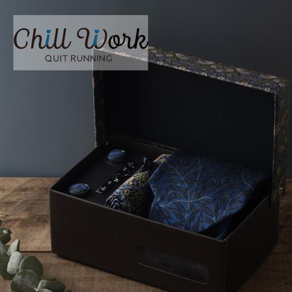 チルワークスーツスタイル 4点セット ビジネスシーンにも大活躍する、スマートで合わせやすい柄の便利な4点セット。スーツスタイルに欠かせないネクタイからカフスまでをウィリアムモリスを使用したデザインで統一。上品でモダンなデザインが、スーツスタ...