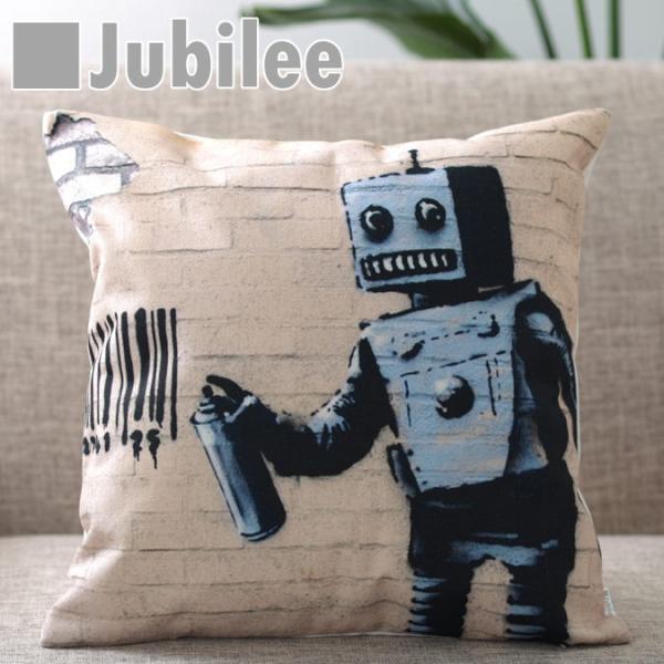 味わい深い作品のクッションカバー。優しい色合いのリネン素材を使用。Banksy作品が持つインパクト抜群のデザイン。背面は無地となっております。ギフトにもおすすめの一品です。【サイズ】　45cm x 45cm【素　材】　天然リネン素材タギング...