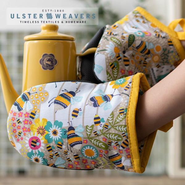 ULSTER WEAVERSMICRO MITTS PAIR【 Bee Keeper 】ULSTER WEAVERSのマイクロミット（ペア)です。ボリュームのあるパッド入りで耐熱性に優れており熱が伝わりにくい作り。料理が楽しくなるようなデザ...