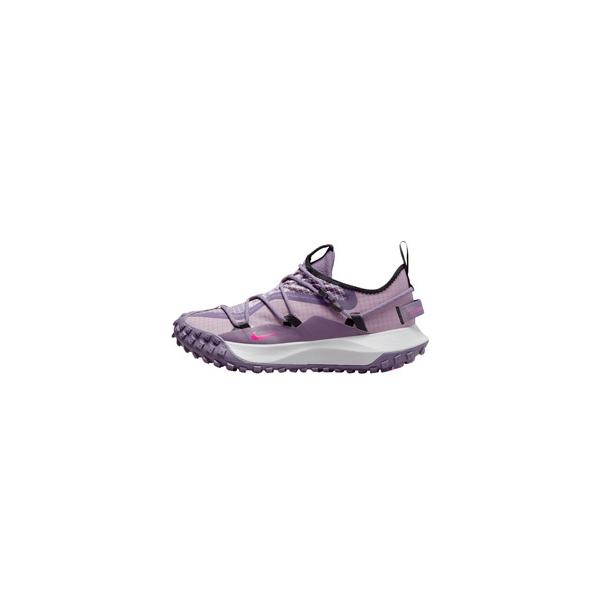 Canyon Purple  『ACG Mountain Fly Low』が登場！ハイカットの前モデルが残した足跡をたどりながら、ローカットの頑丈なシルエットで、岩ばったトレイルだけでなくストリートでも快適な履き心地。このデザインに採用され...