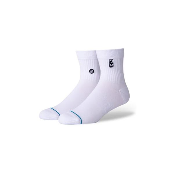 SA21 SSTAN SSACC   Wht  シンプルでクリーンなデザインが人気の定番モデル。ソリッドカラーのシンプルなデザインにNBAのオフィシャルロゴをあしらった人気モデル。贅沢な素材、ソフトな履き心地、優れた耐久性。幅広いシーンでお...