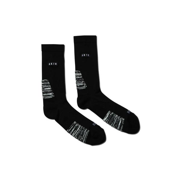 SAKT SSACC   Blk  FUTURE SOCKSをさらにスポーツユースに特化する為に、クッション性、フィット感に加え、通気性を良くする為に甲から足首部分にかけて編み地をメッシュに切り替えて快適さをアップデートしている。足底部分に...