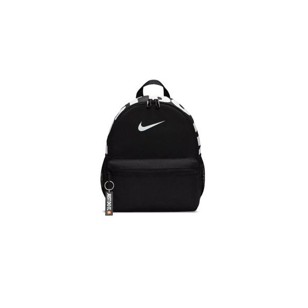 SA21   Blk  ナイキ ブラジリア JDI バックパックは、所持品を収納できる大型のジッパー付きコンパートメントを装備。前面には小物を整理しやすいジッパー付きポーチを配置。両サイドには飲料水ボトルを収納できるメッシュのポケットを備え...