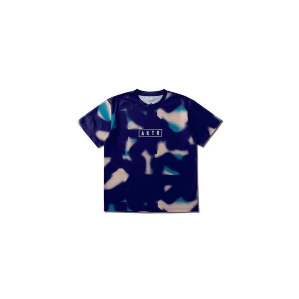 SCRIBBLE SW21   NAVY  design：AKTRのタイポグラフィをスプレーやブラシで書き殴ったようなデザインを全面にプリントした半袖TEEシャツ。胸にはAKTRロゴがプリントされている。function：スポーツに最適なA...