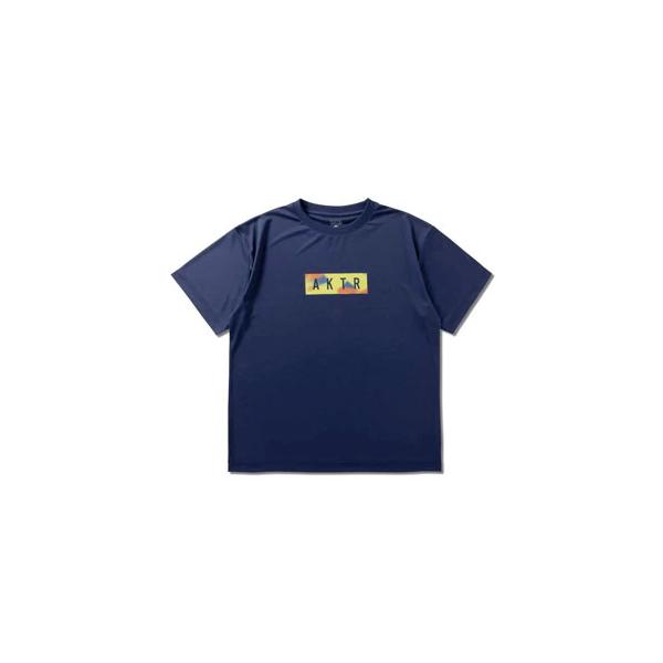SCRIBBLE SW21   NAVY  design：AKTRのタイポグラフィをスプレーやブラシで書き殴ったようなグラフィックを、AKTRロゴに落とし込んだ半袖TEEシャツ。function：スポーツに最適なドライ生地を使用。モデル：1...