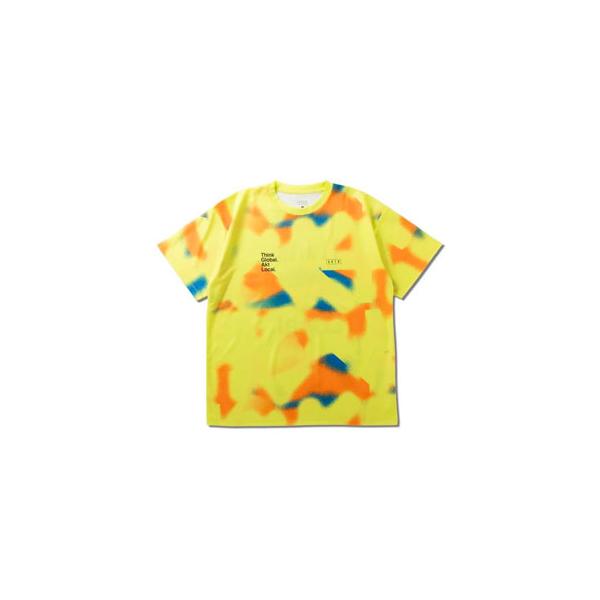 SCRIBBLE   YELLOW  design：AKTRのタイポグラフィをスプレーやブラシで書き殴ったようなデザインを全面にプリントした半袖TEEシャツ。胸にはAKTRロゴがプリントされている。function：スポーツに最適なAKTR...