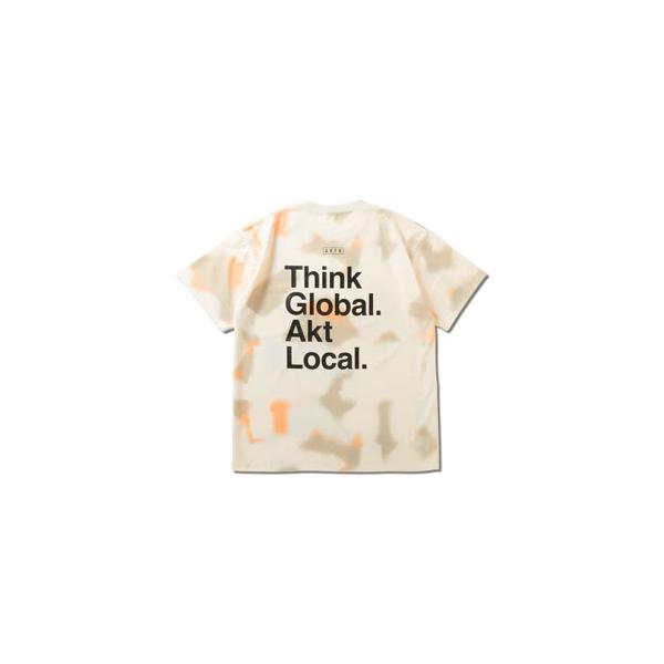 SCRIBBLE   ECRU  design：AKTRのタイポグラフィをスプレーやブラシで書き殴ったようなデザインを全面にプリントした半袖TEEシャツ。胸にはAKTRロゴがプリントされている。function：スポーツに最適なAKTRオリ...
