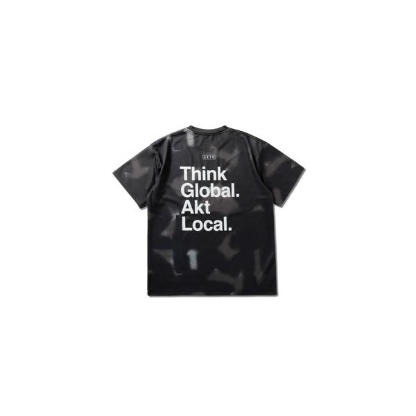 SCRIBBLE   BLACK  design：AKTRのタイポグラフィをスプレーやブラシで書き殴ったようなデザインを全面にプリントした半袖TEEシャツ。胸にはAKTRロゴがプリントされている。function：スポーツに最適なAKTRオ...