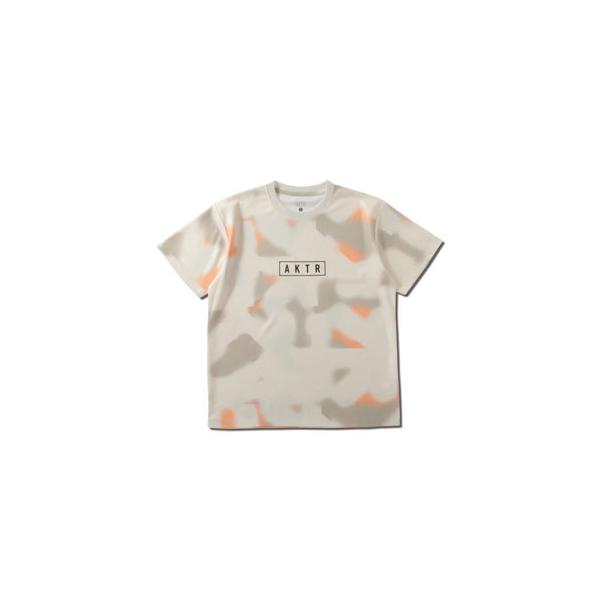 SCRIBBLE SW21   ECRU  design：AKTRのタイポグラフィをスプレーやブラシで書き殴ったようなデザインを全面にプリントした半袖TEEシャツ。胸にはAKTRロゴがプリントされている。function：スポーツに最適なA...