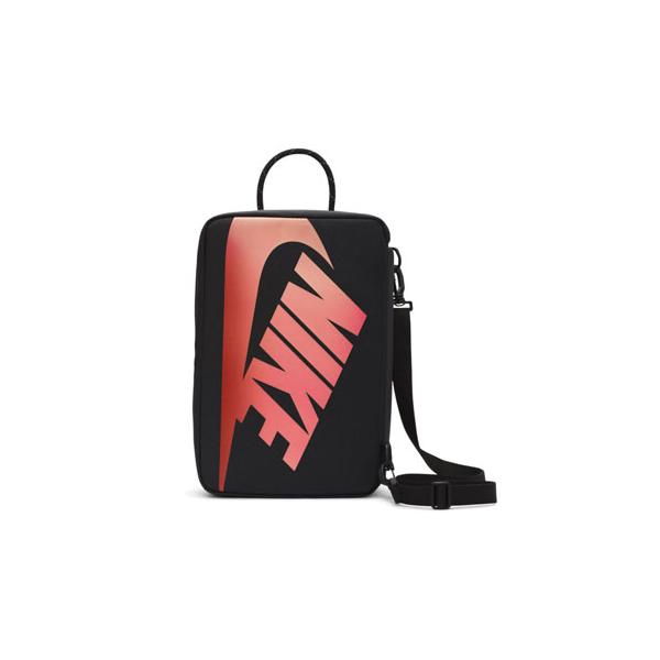 Black/Red  海外よりNikeのシューズボックス型シューズバッグが登場！持ち運びに便利な持ち手付き！通気口も付いているので、スニーカーの保管にも使えます！素材：ポリエステル