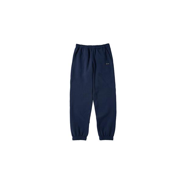 SAKT SSWER   NAVY  design：AKTRのボックスロゴがワンポイントで刺繍されたスウェットパンツ。程よくゆとりのあるシルエット。シンプルなデザインなのでどのような服にも合わせやすく、スポーツでもライフスタイルでもシームレ...