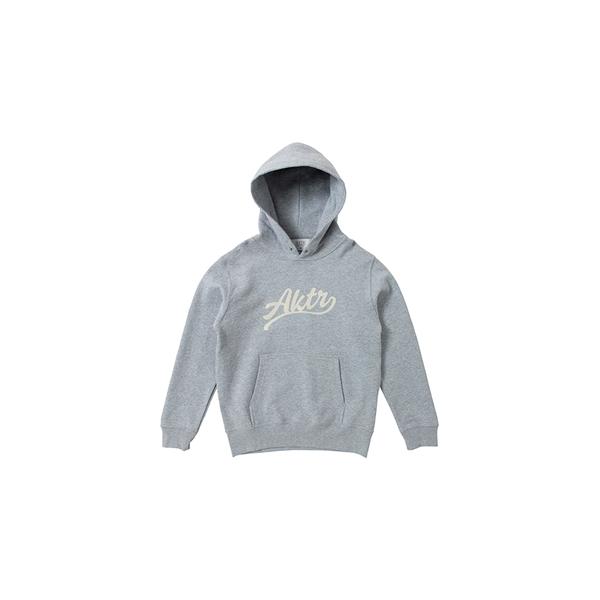 AKTKD SAKT SSGS SSWER   GRAY  150 design：胸にAKTRの筆記体ロゴがプリントされたプルオーバーフーディー。シンプルなデザインなのでどのような服にも合わせやすく、スポーツでもライフスタイルでもシームレス...