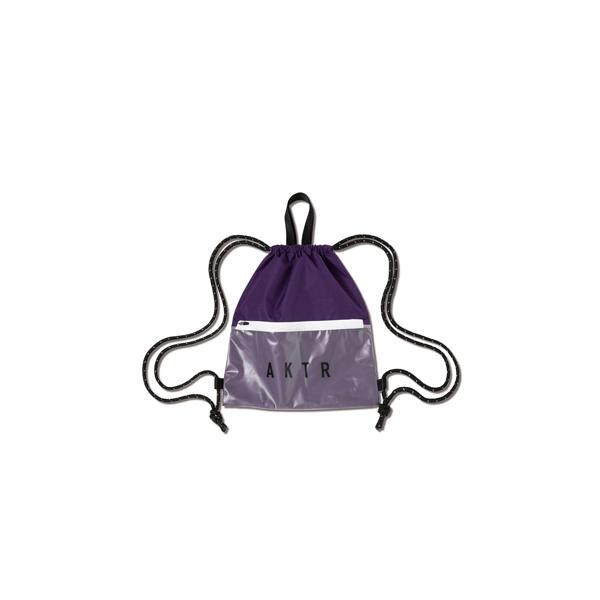 SAKT SSACC   PURPLE  F 強度のあるポリエステル素材を使用したナップサック。フロントにファスナーで開閉可能なPVC素材のポケットをつけることにより、そこに収納したものが水に濡れるのを防ぐという機能付き。サブバッグとしても...