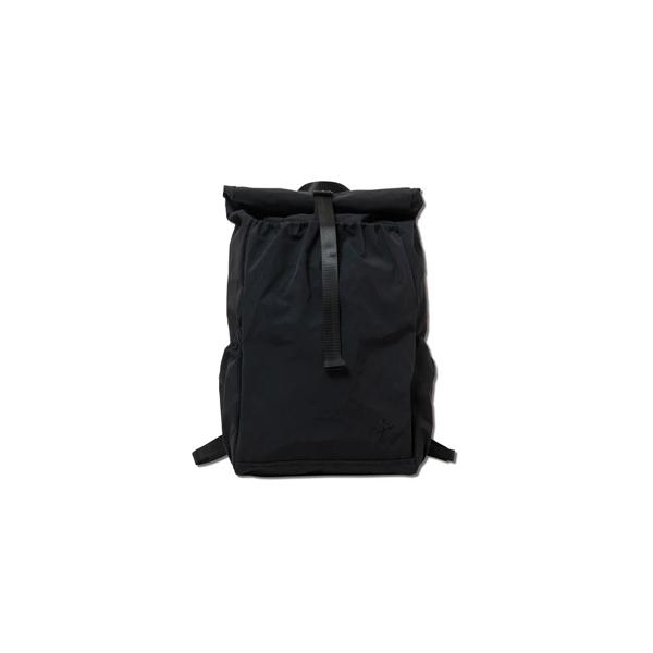 BLACK  F design：ボールやシューズやウェアまで、なんでも詰め込めるバックパック。デイリーにも使いやすいサイズ感で、さらにロールトップなので荷物の量によってリュックのサイズを調整することが可能。function：非常に軽量だが引...