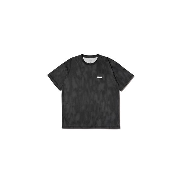 BLACK  design：AKTRがシーズン毎にアップデートする総柄シリーズの半袖TEEシャツ。今季はコート上の熱や流れ落ちる汗をイメージしたカモフラージュ柄をデザイン。バックにプリントされた「Small Cost. Big Vision...