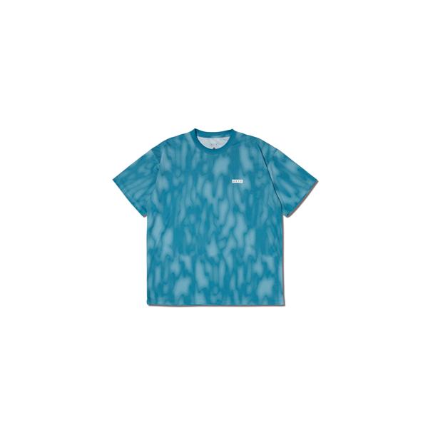 BLUE  design：AKTRがシーズン毎にアップデートする総柄シリーズの半袖TEEシャツ。今季はコート上の熱や流れ落ちる汗をイメージしたカモフラージュ柄をデザイン。バックにプリントされた「Small Cost. Big Vision（...